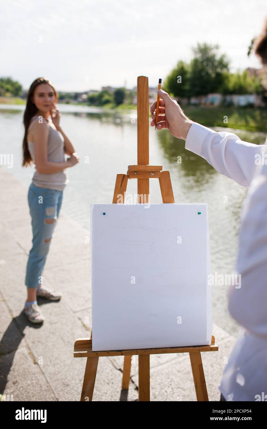 Posing artist hi-res stock photography and images - Alamy