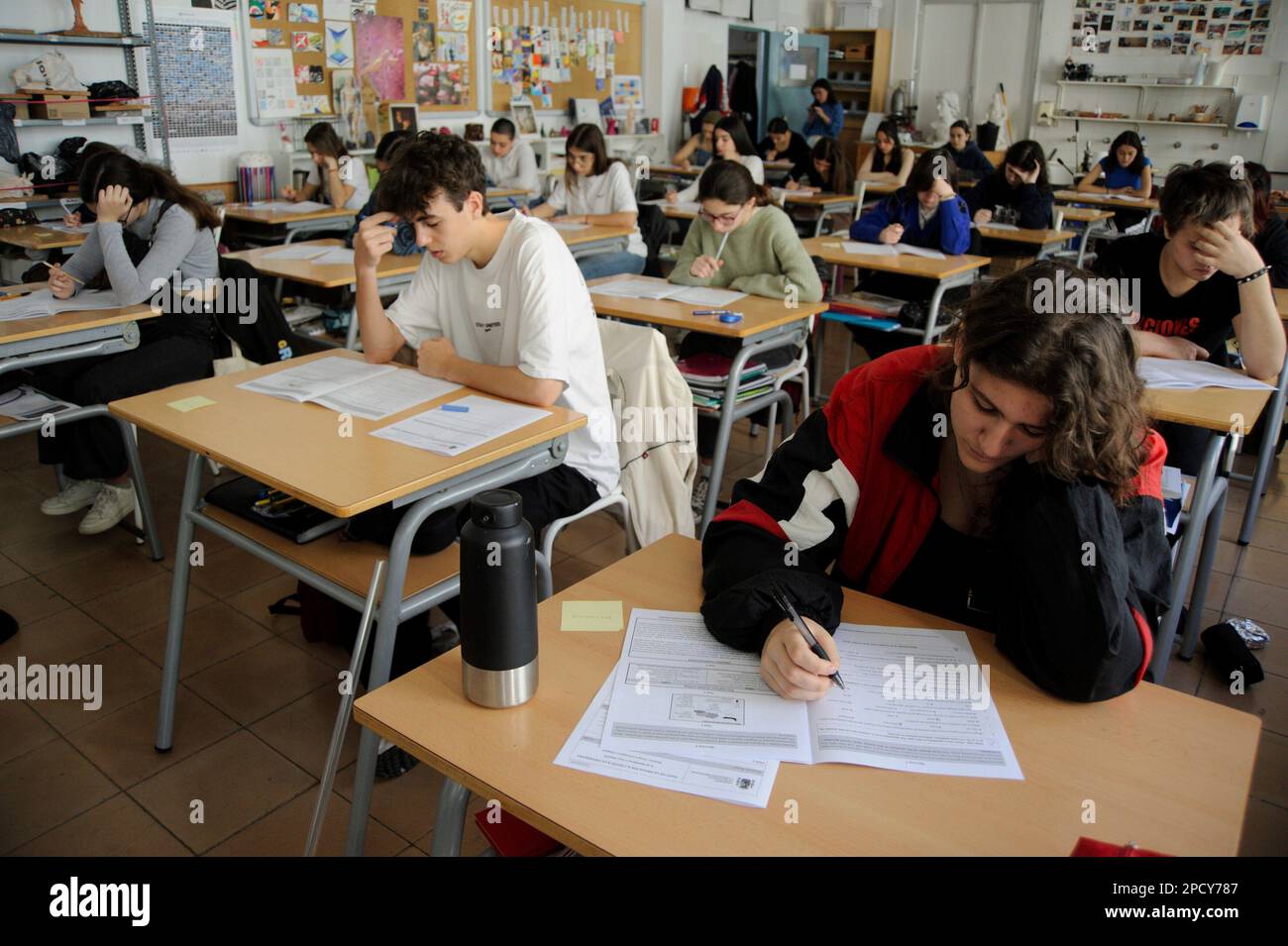 Several students of a 1st Baccalaureate class of the Institut Moisès ...