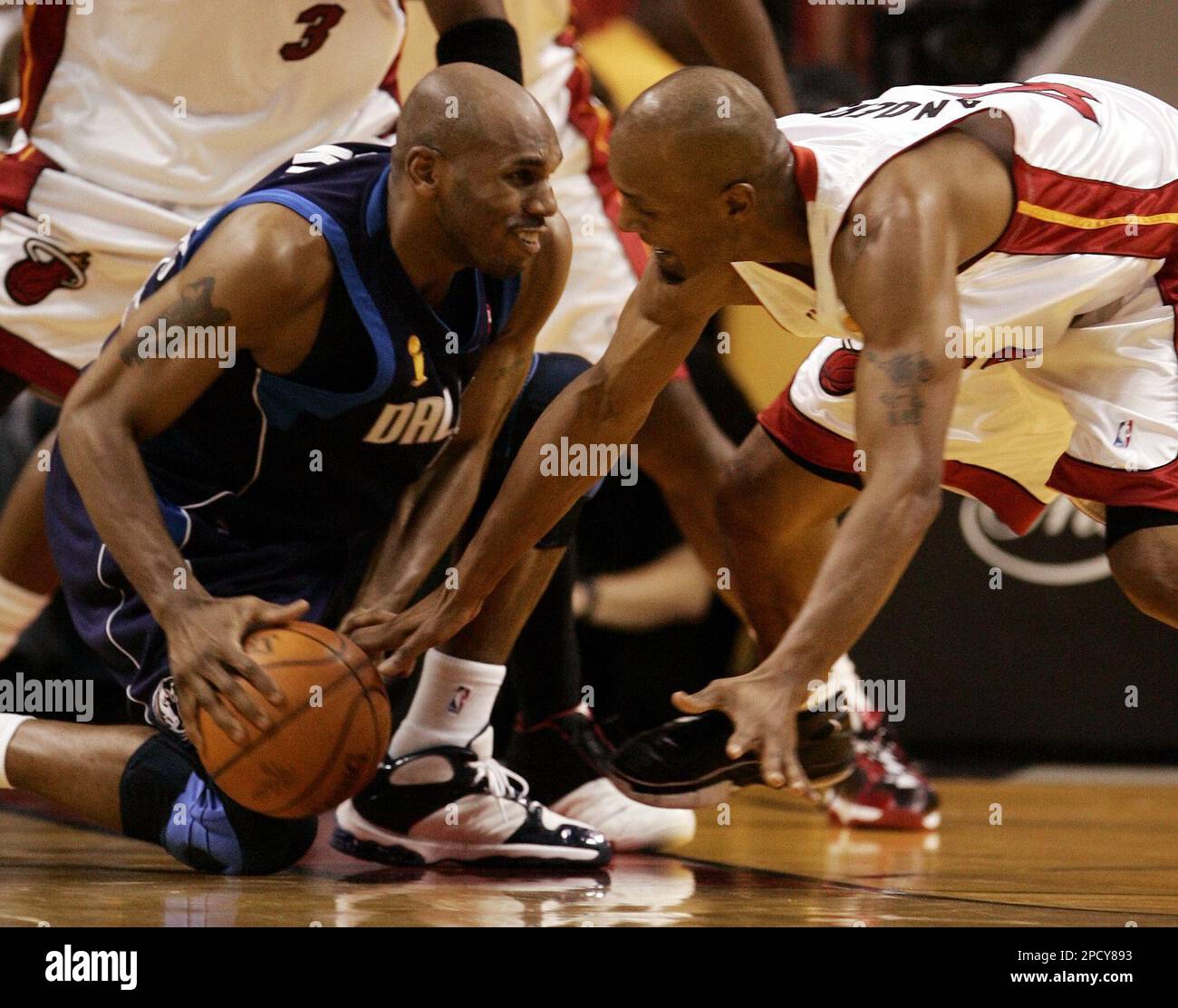 Dallas Mavericks guard Jerry Stackhouse, left, and Miami Heat guard ...