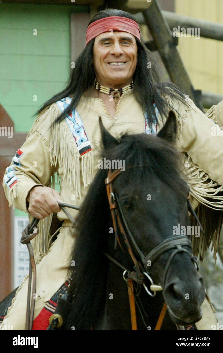 ** ARCHIV ** Gojko Mitic als Winnetou in dem Stueck "Unter Geiern - Der ...
