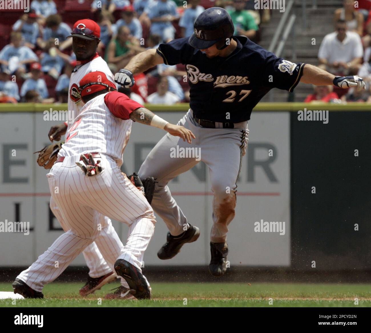 Cincinnati Reds shortstop Felipe Lopez (2) tags out Milwaukee Brewers ...