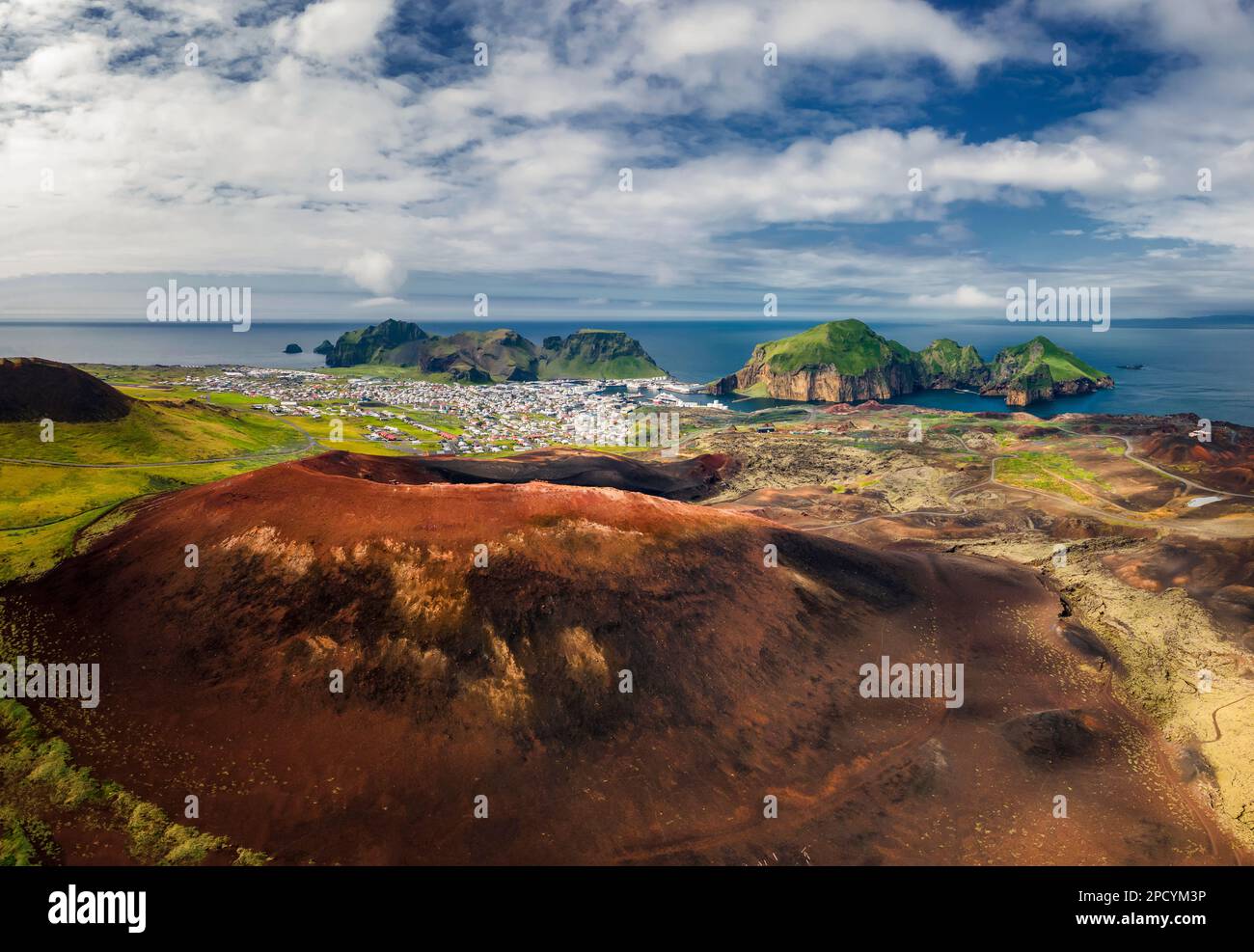 The volcano Eldfell and the town of Heimaey Stock Photo - Alamy