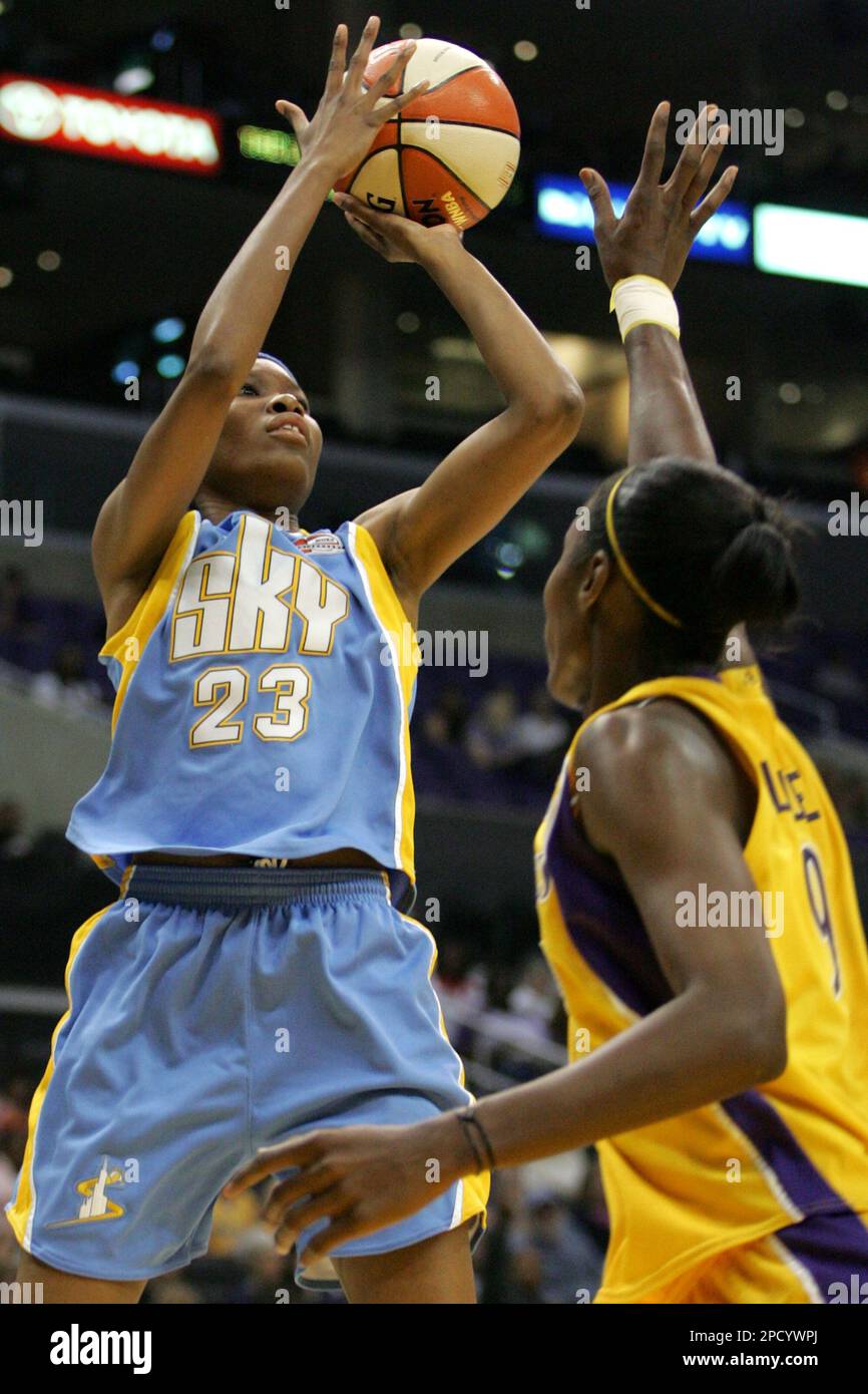 Chicago Sky's Deanna Jackson (23) shoots the ball over Los Angeles ...