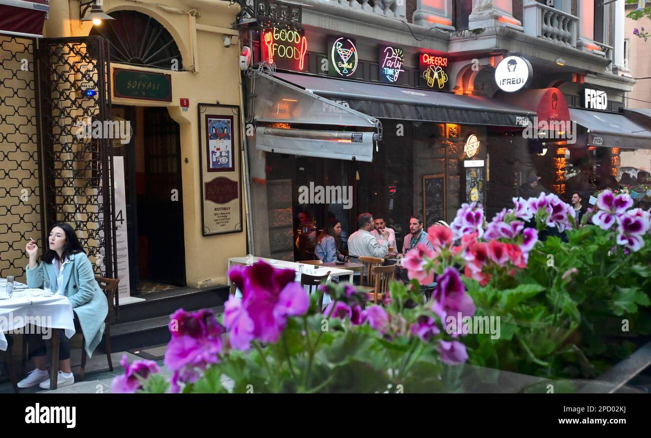 Street cafe. Istanbul, Turkey Stock Photo - Alamy