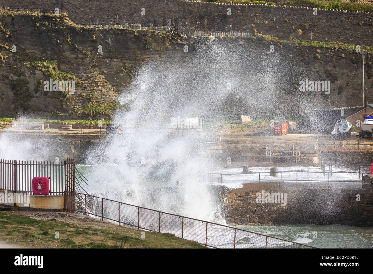 Strong onshore winds hi-res stock photography and images - Alamy