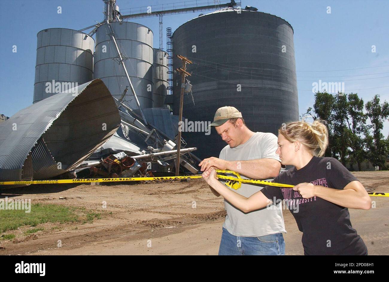 Brian VanCampen, left, and Mandy Marlow reattach the tape blocking the ...