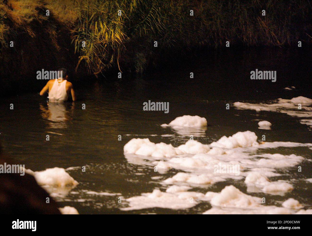 An undocumented migrant crosses the New river near the U.S- Mexico ...