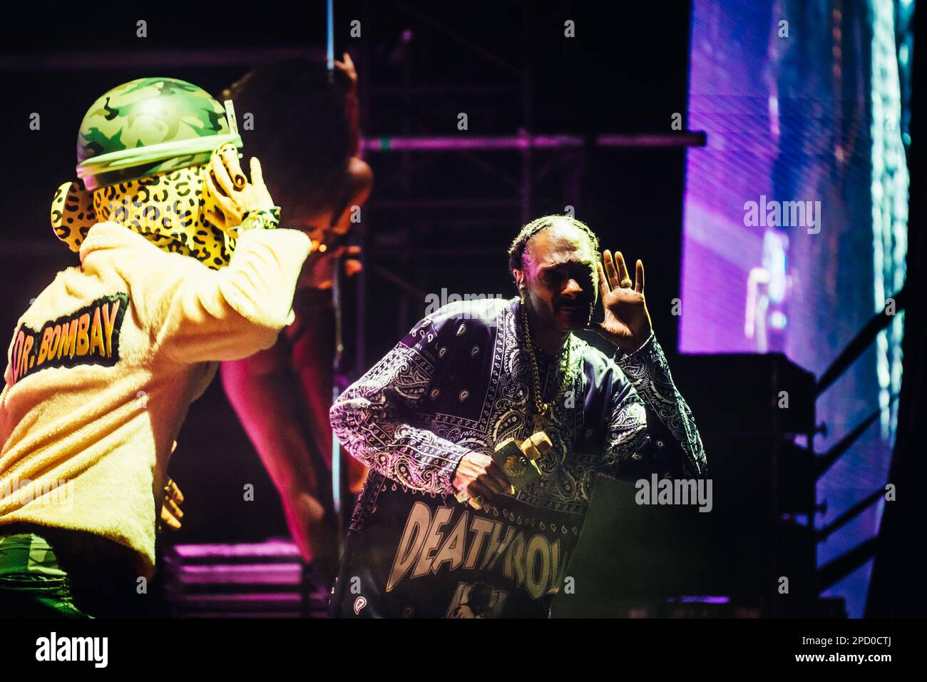 Snoop dogg smoking weed hi-res stock photography and images - Alamy