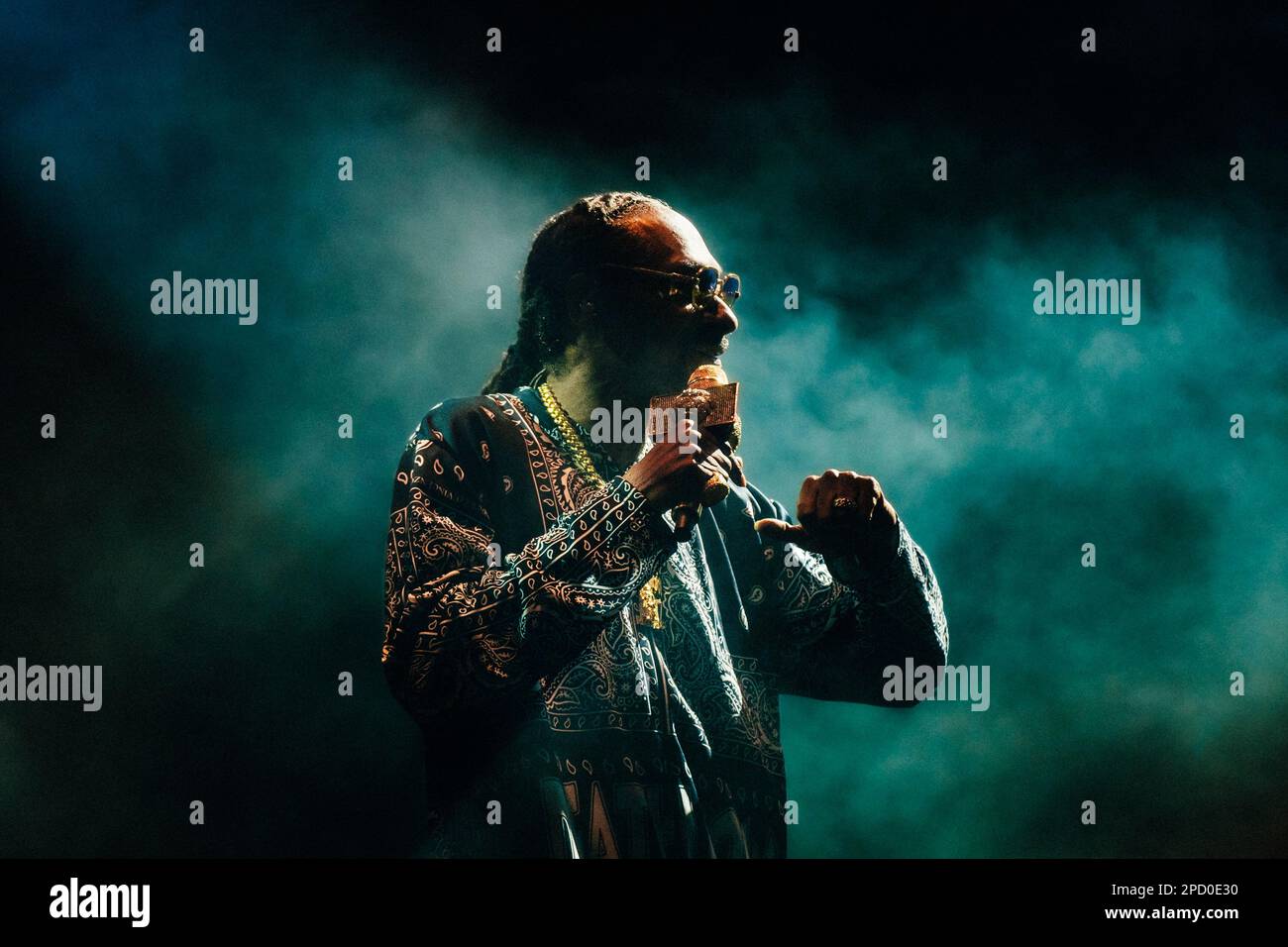 Snoop dogg smoking weed hi-res stock photography and images - Alamy