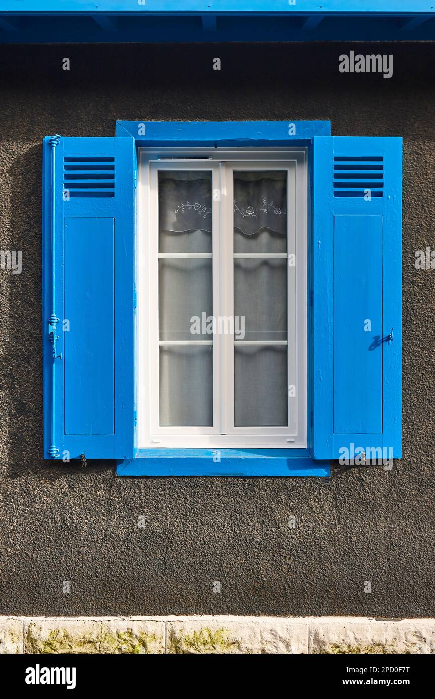 Arcachon bay. L´Herbe traditional oyster village. Colorful window ...