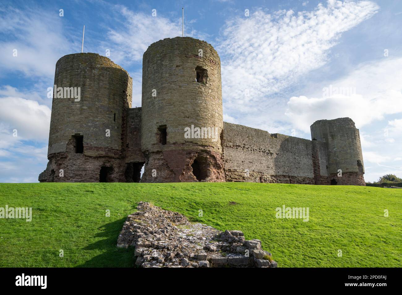 Ruined gatehouse towers hi-res stock photography and images - Alamy