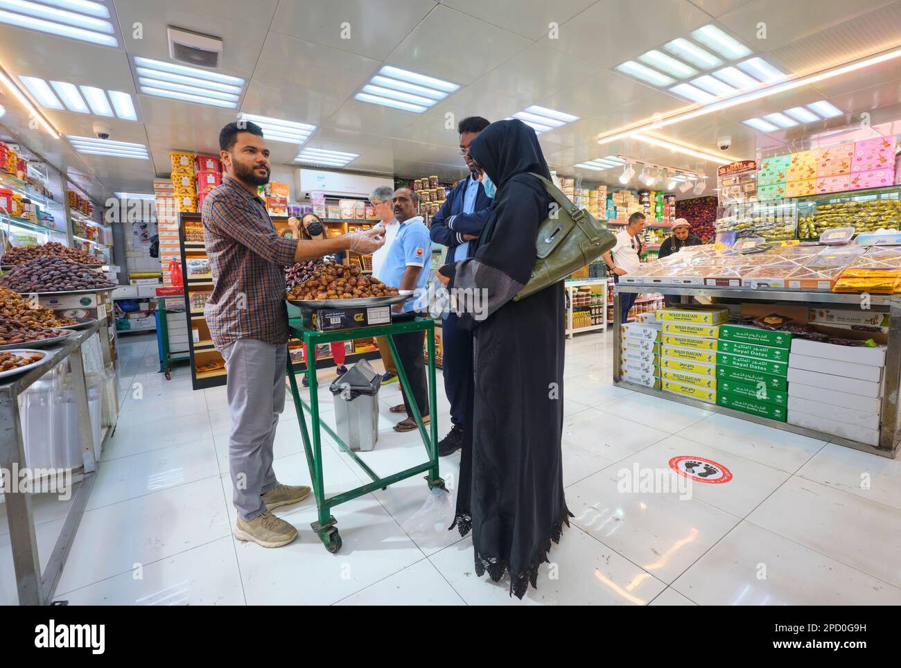 Giving tasting sample hi-res stock photography and images - Alamy