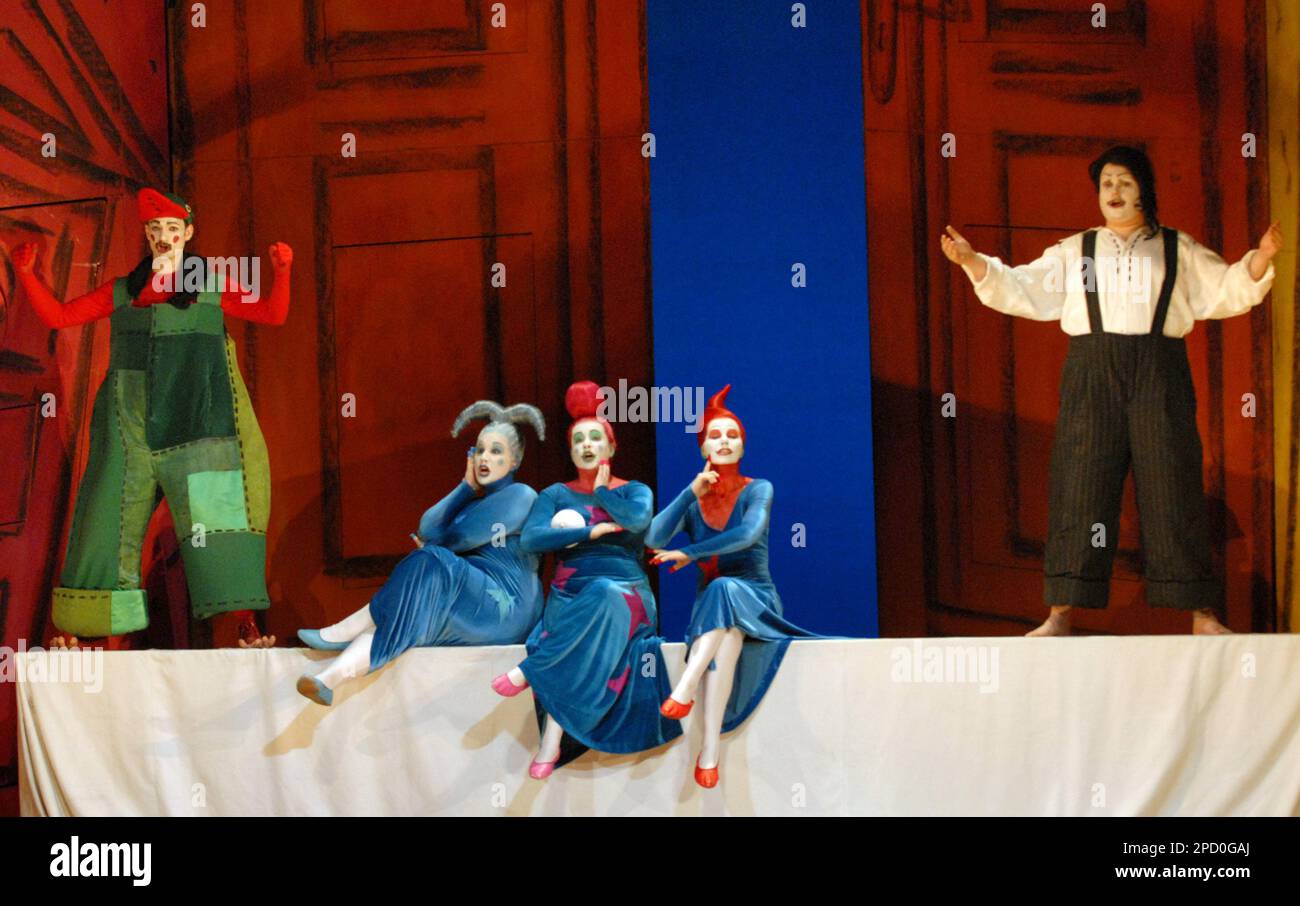 Der Oesterreicher Markus Butter als Papageno, die Schwedin Sofi ...