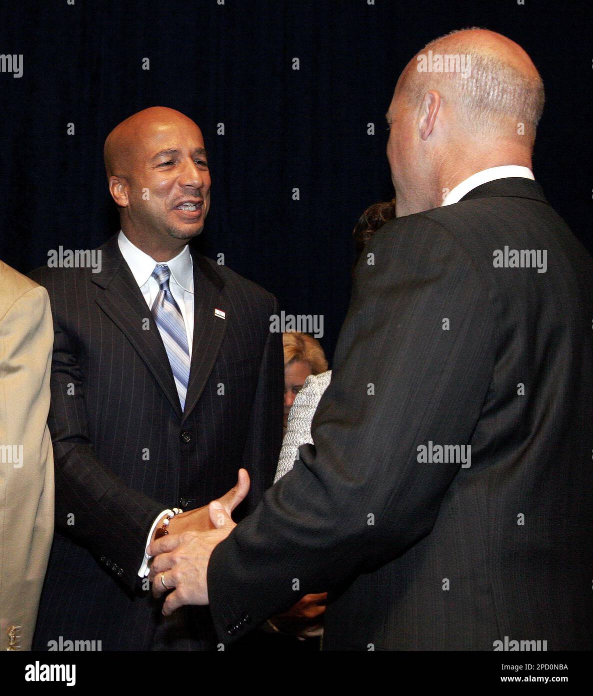 Mayor Ray Nagin, left shakes hands with his former opponent La., Lt ...