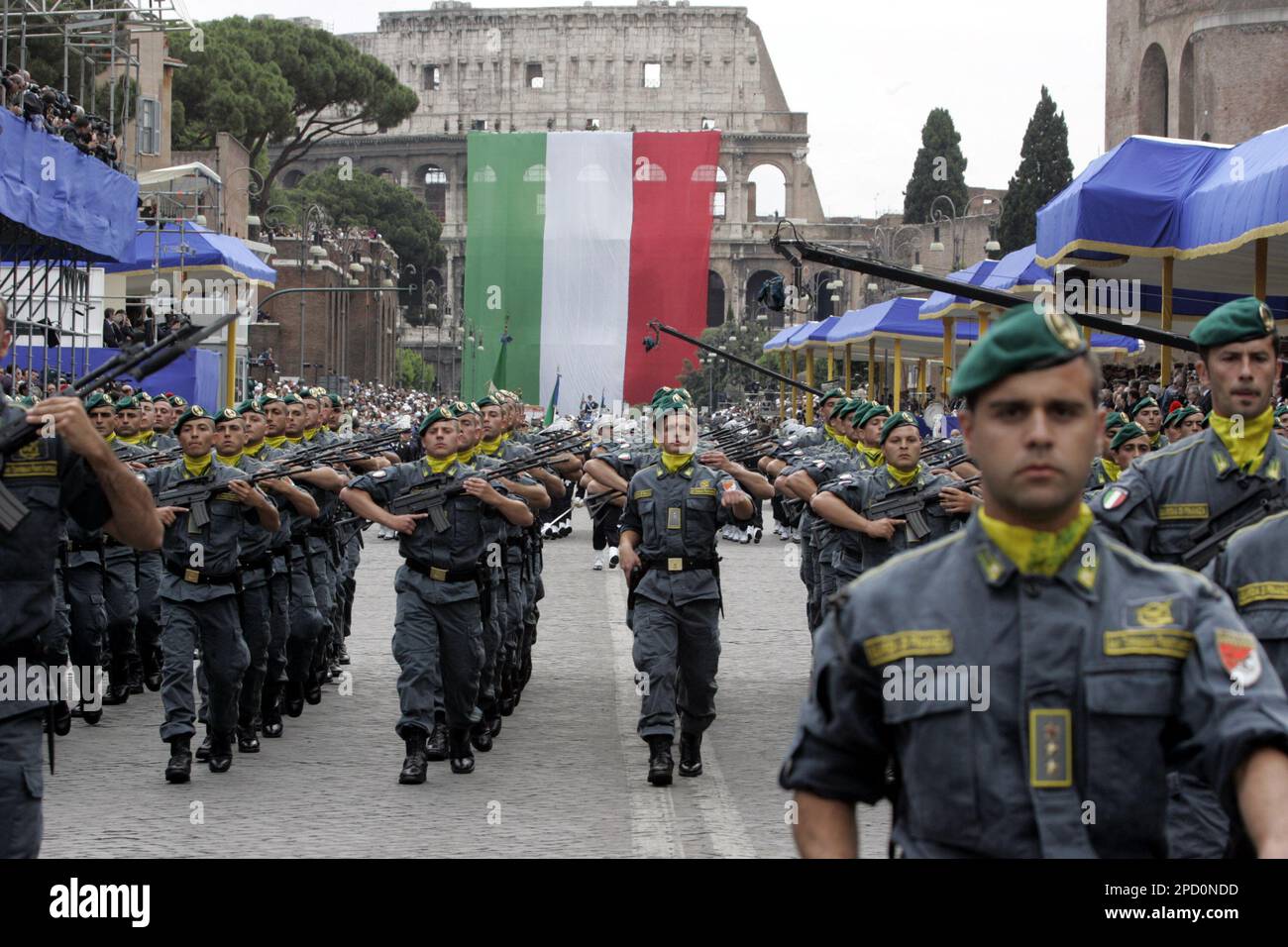 Italian Guardia di Finanza soldiers march on Via dei Fori Imperiali ...