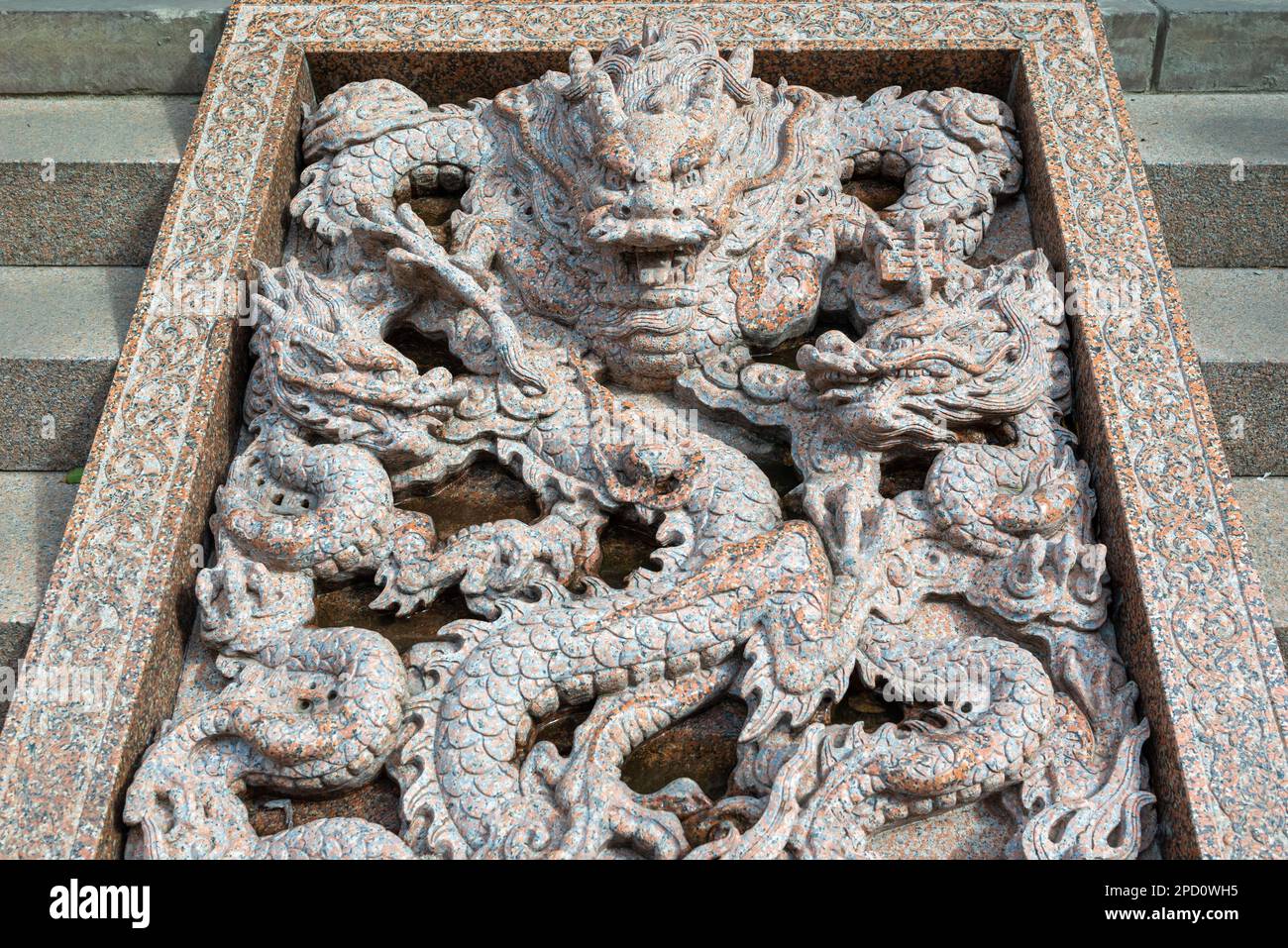 Chinese dragon bas-relief on stairs in a buddhist temple Stock Photo ...