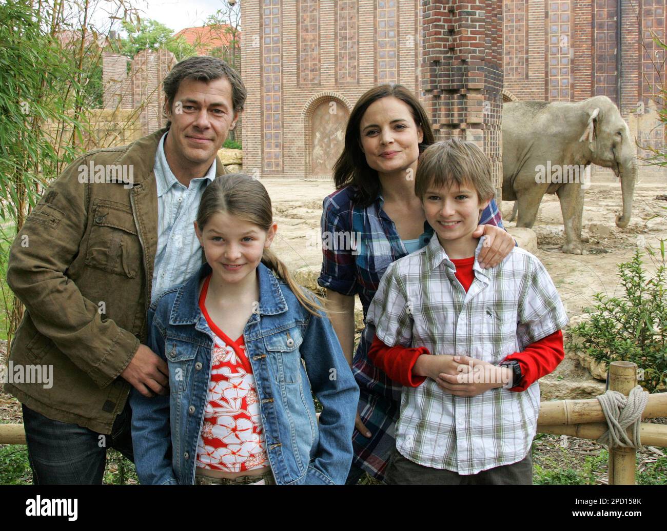 Die Schauspieler Sven Martinek (Dr. Christoph Lentz) und Elisabeth Lanz ...
