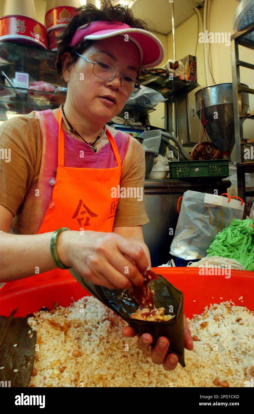 Employee of the Her-Shing shop prepares hundreds of "Zhong Zi" rice ...