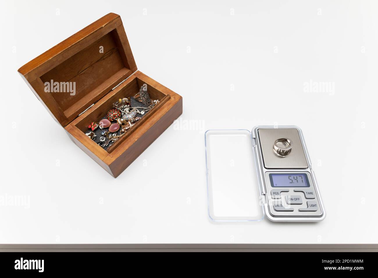 Scale with gold jewelry hi-res stock photography and images - Alamy