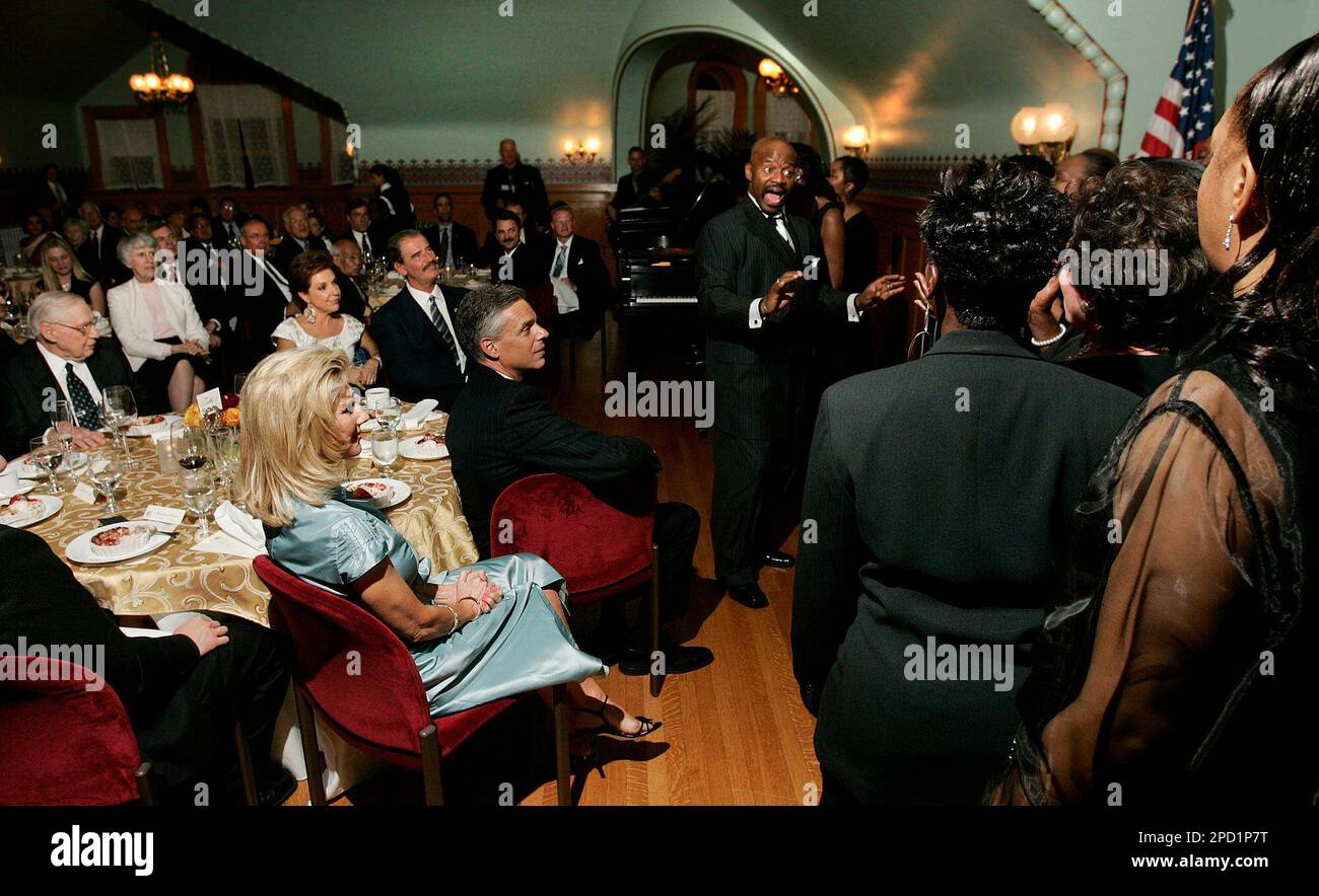 Mexican President Vicente Fox and his wife, Marta Sahagun de Fox, left ...