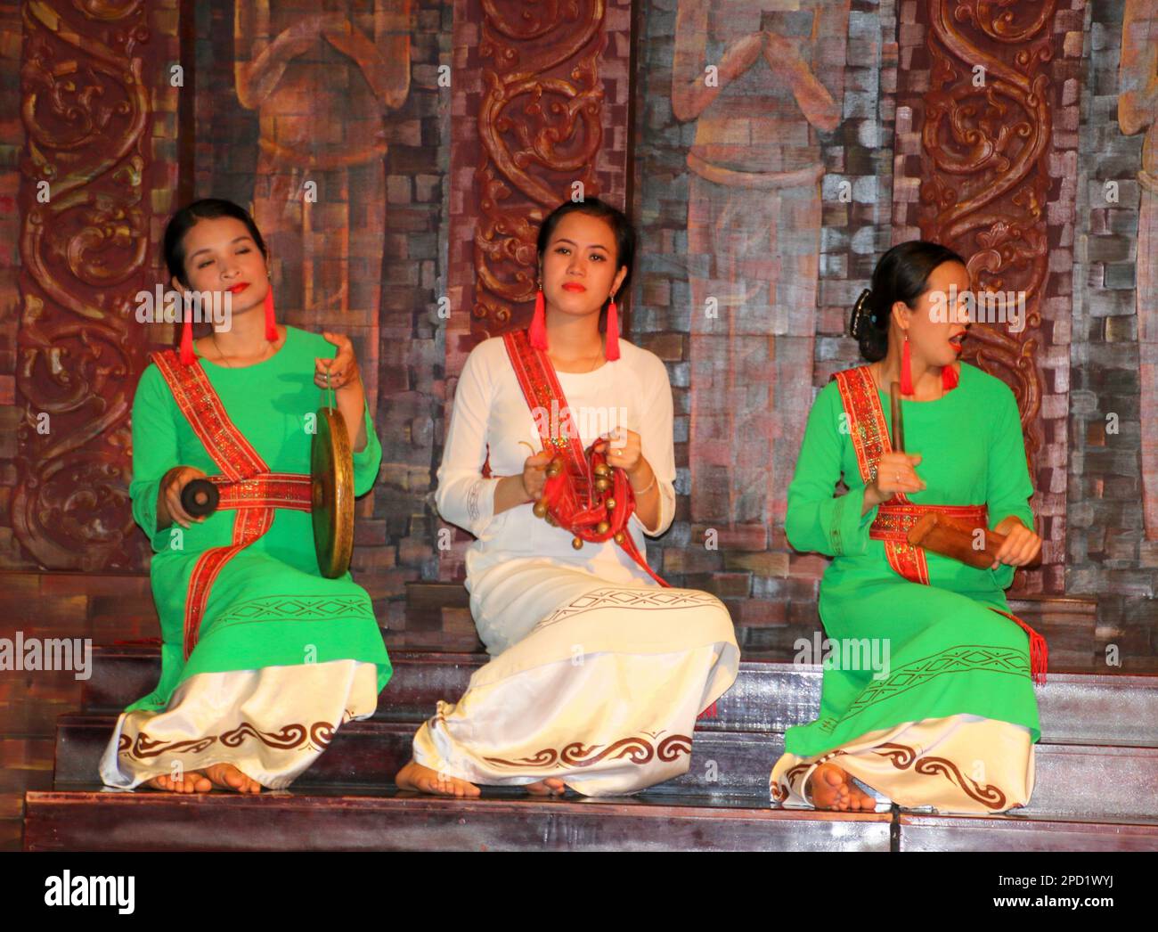 Traditional Vietnamese folk songs and folk dances with traditional ...