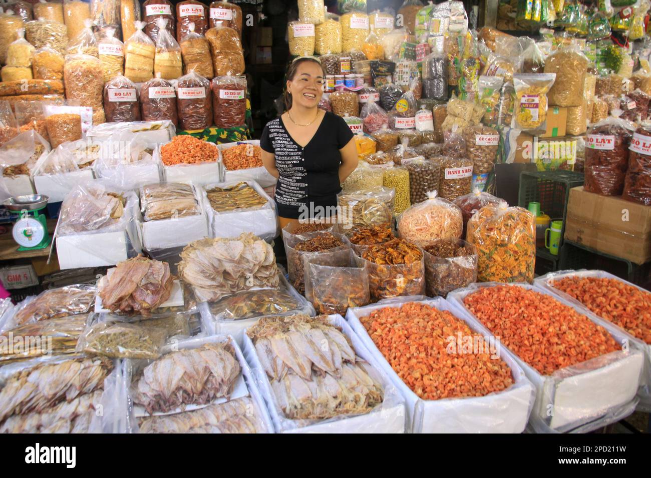 Dry fish and dry goods shop in Danang in Vietnam Stock Photo - Alamy