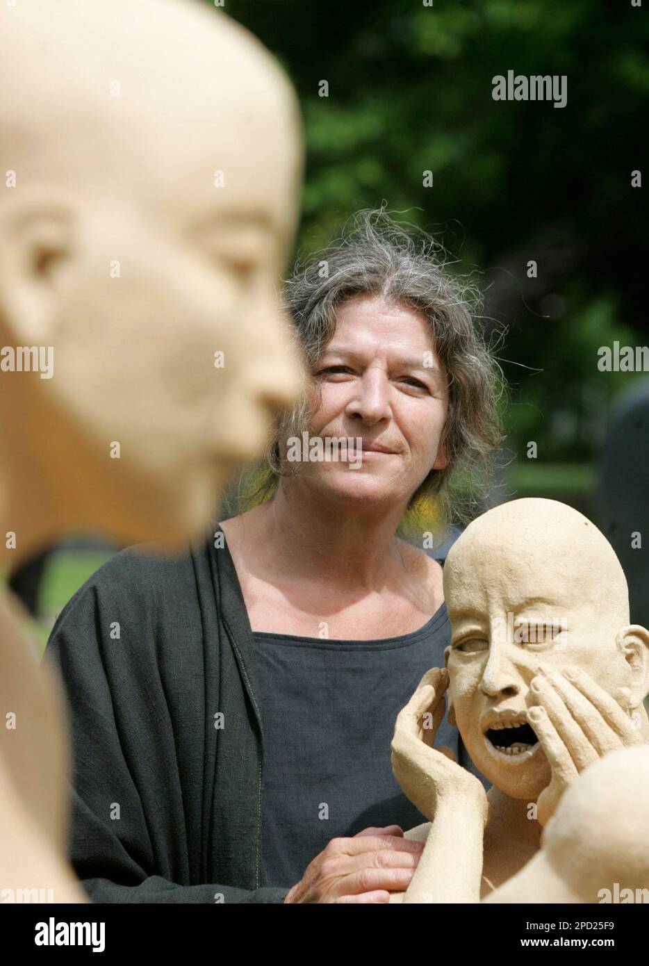 Die Kuenstlerin Christina Wendt posiert vor ihrem Werk "Menschen" bei ...