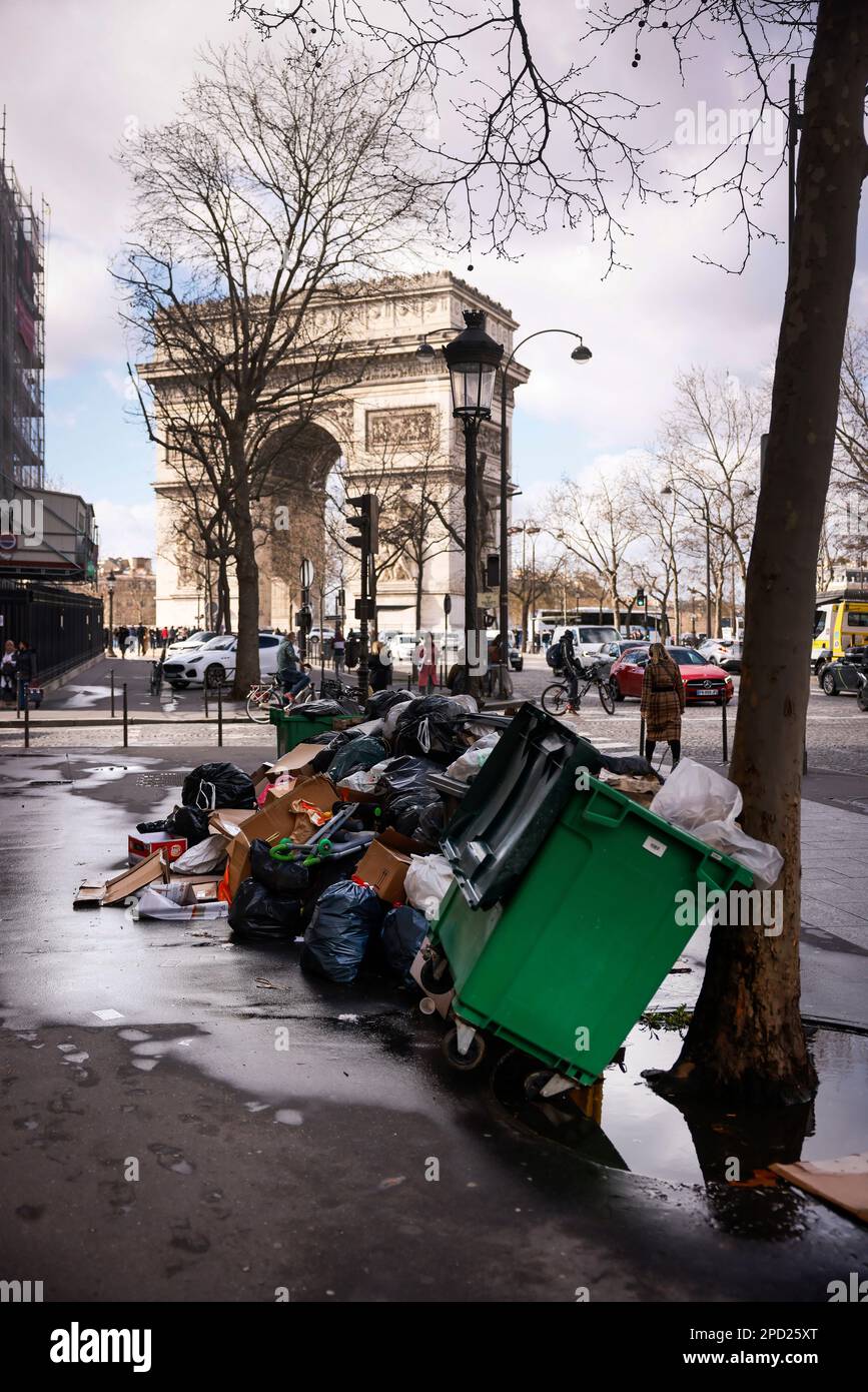 Uncollected garbages are pictured near the Arc de Triomphe in Paris ...