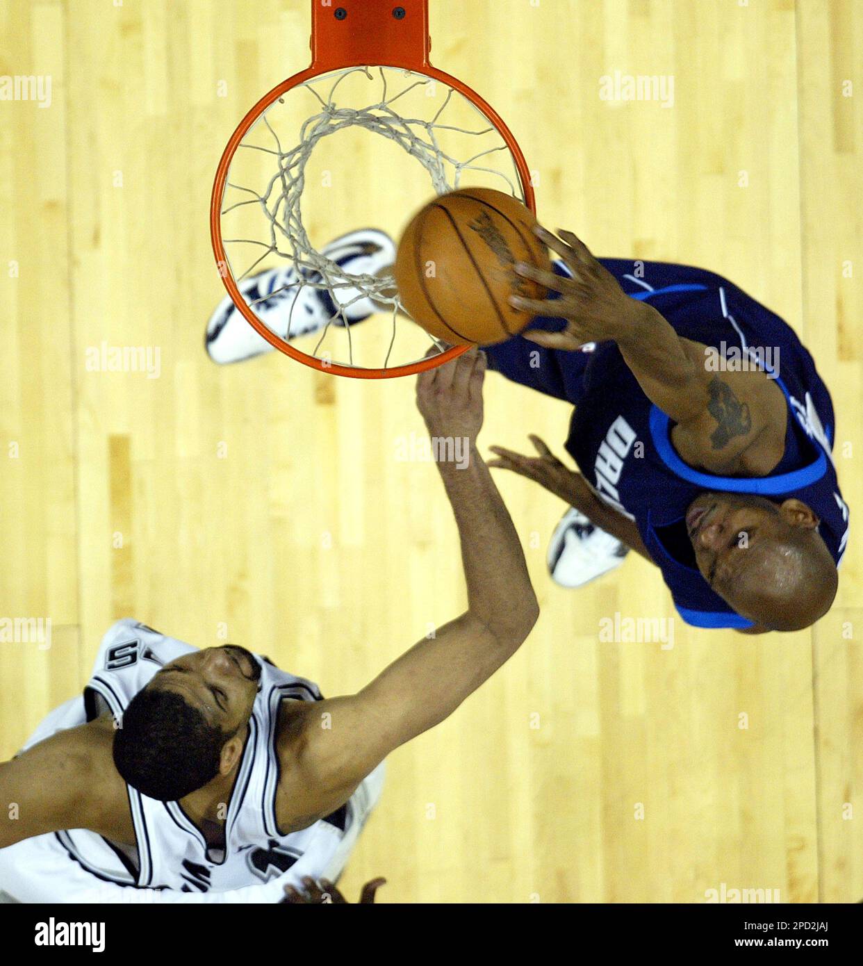 Dallas Mavericks' Jerry Stackhouse (42) dunks in front of San Antonio ...