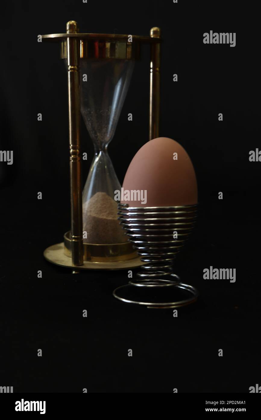 Eggtimer and egg Stock Photo - Alamy