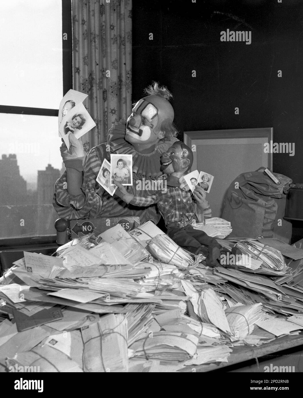 FILE *** Clarabell the Clown (Lew Anderson) and puppet Howdy Doody look ...