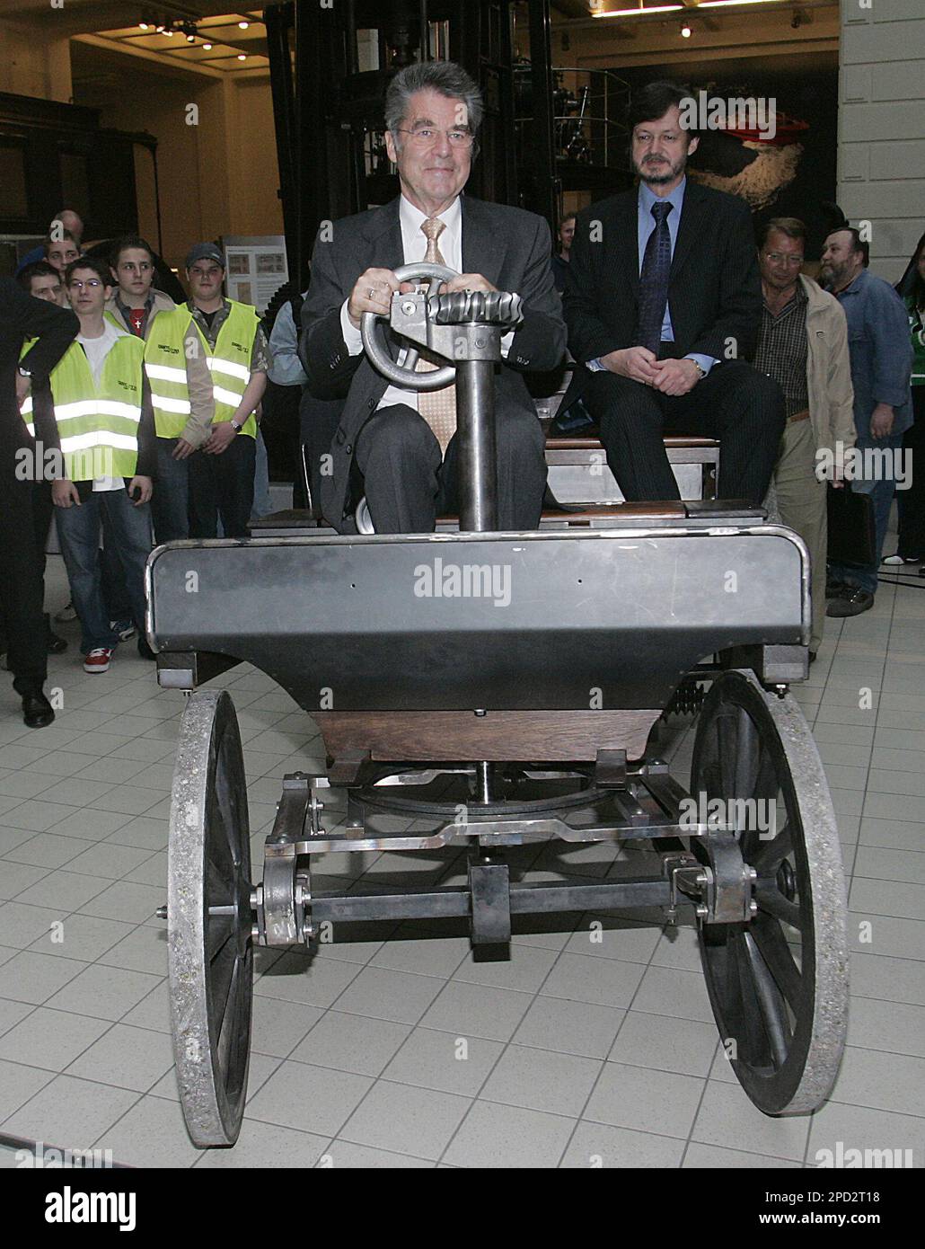 Bundespraesident Heinz Fischer auf dem Nachbau des aeltesten im ...