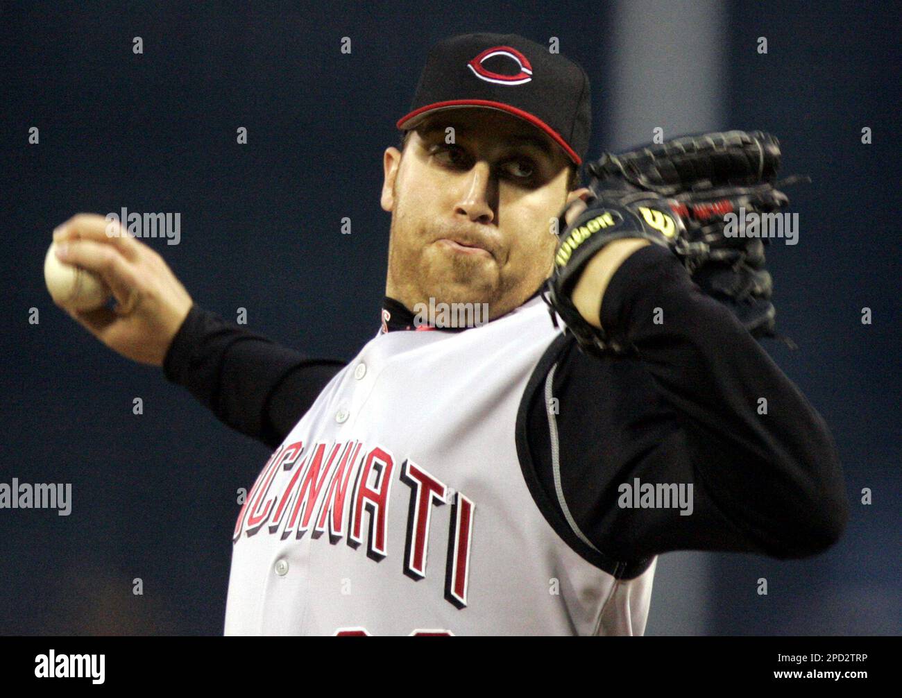 Cincinnati Reds starting pitcher Aaron Harang throws against the ...