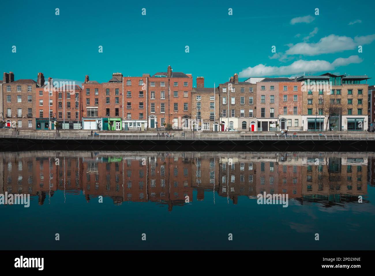 Dublin / Ireland : Buildings reflection in a calm waters of Liffey ...