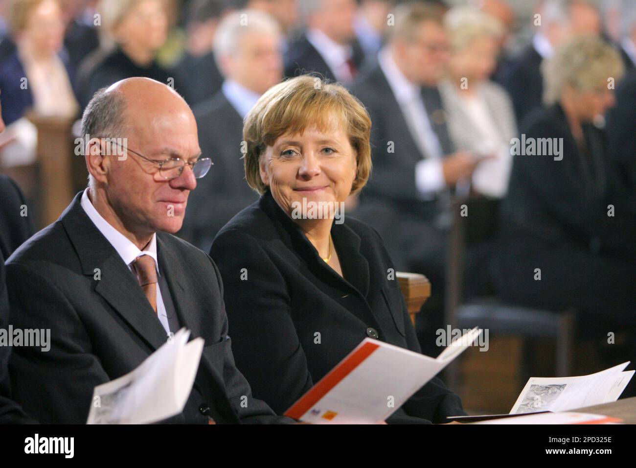 Bundeskanzlerin Angela Merkel, rechts, sitzt am Dienstag, 16. Mai 2006 ...