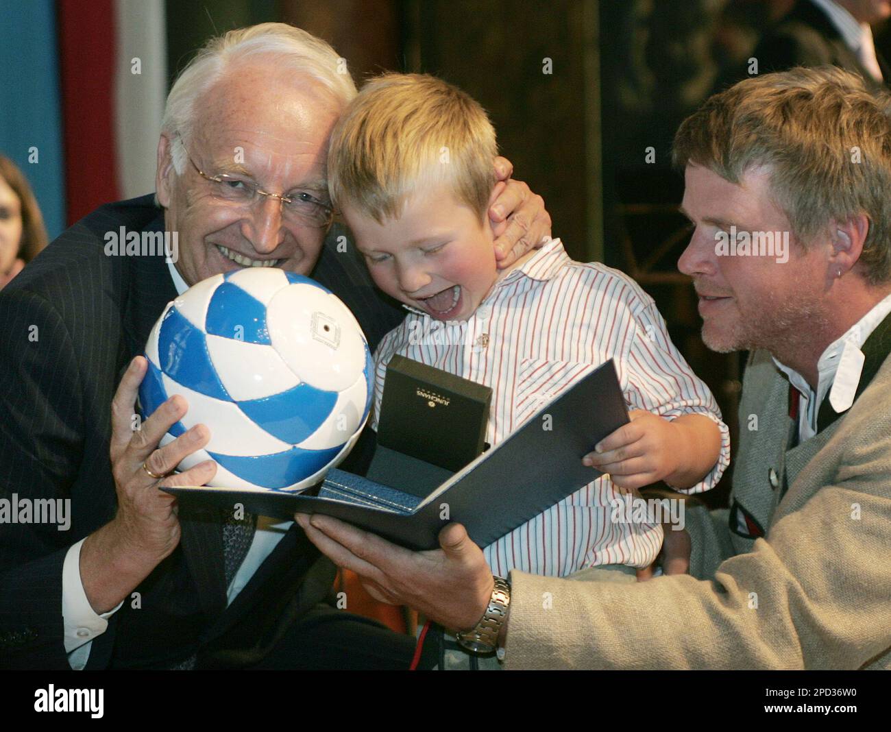 Der 4-jaehrige Oliver Frech, Mitte, aus Sindelsdorf im Landkreis ...