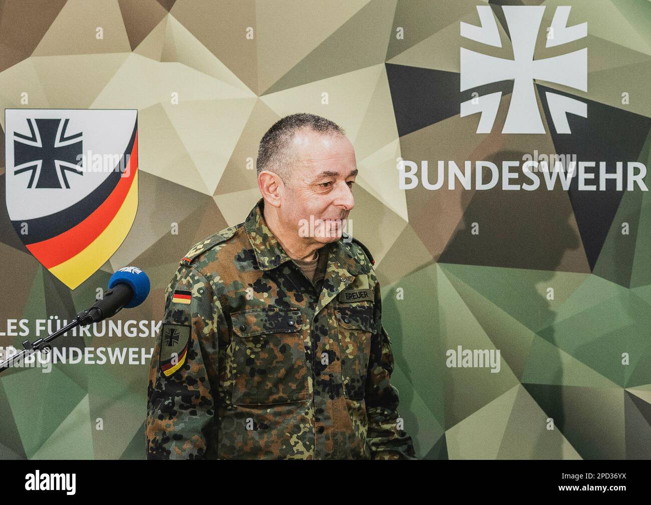 Lieutenant General Carsten Breuer, taken during a visit by the Federal ...