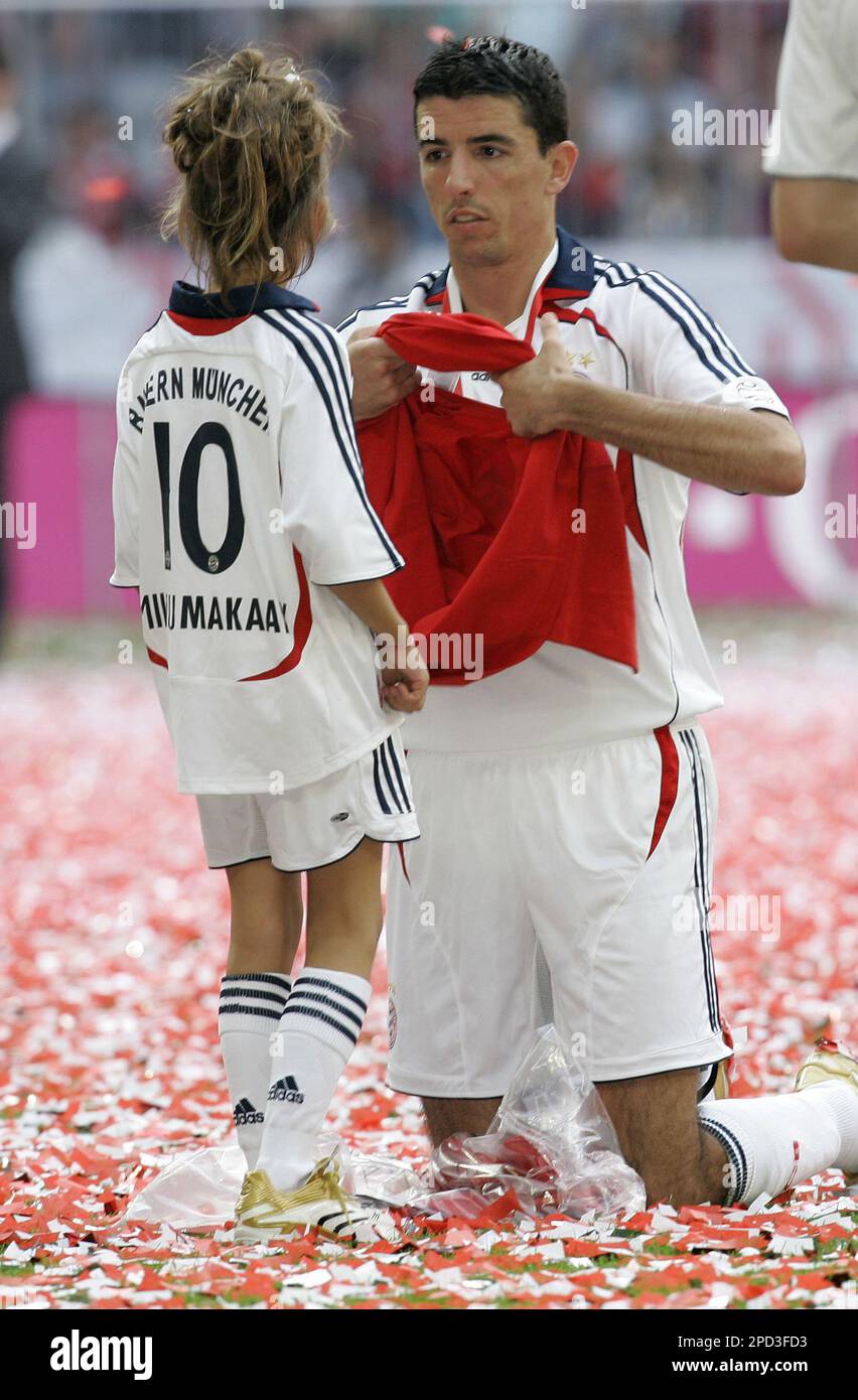 Bayern Munich's Roy Makaay from the Netherlands knees in front of his ...