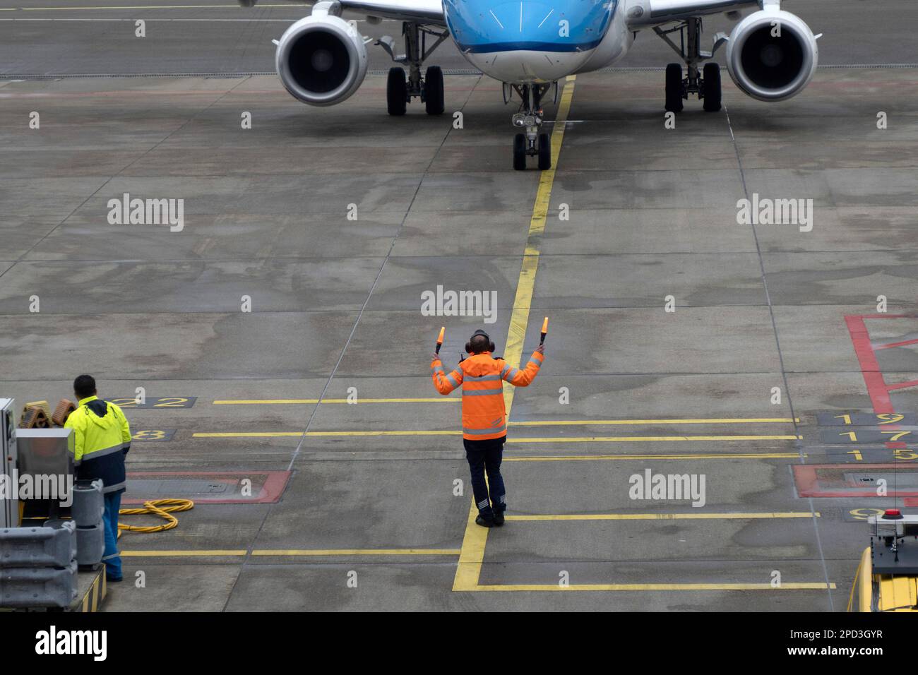 operator helping pilots of airplane while parking at the terminal Stock ...