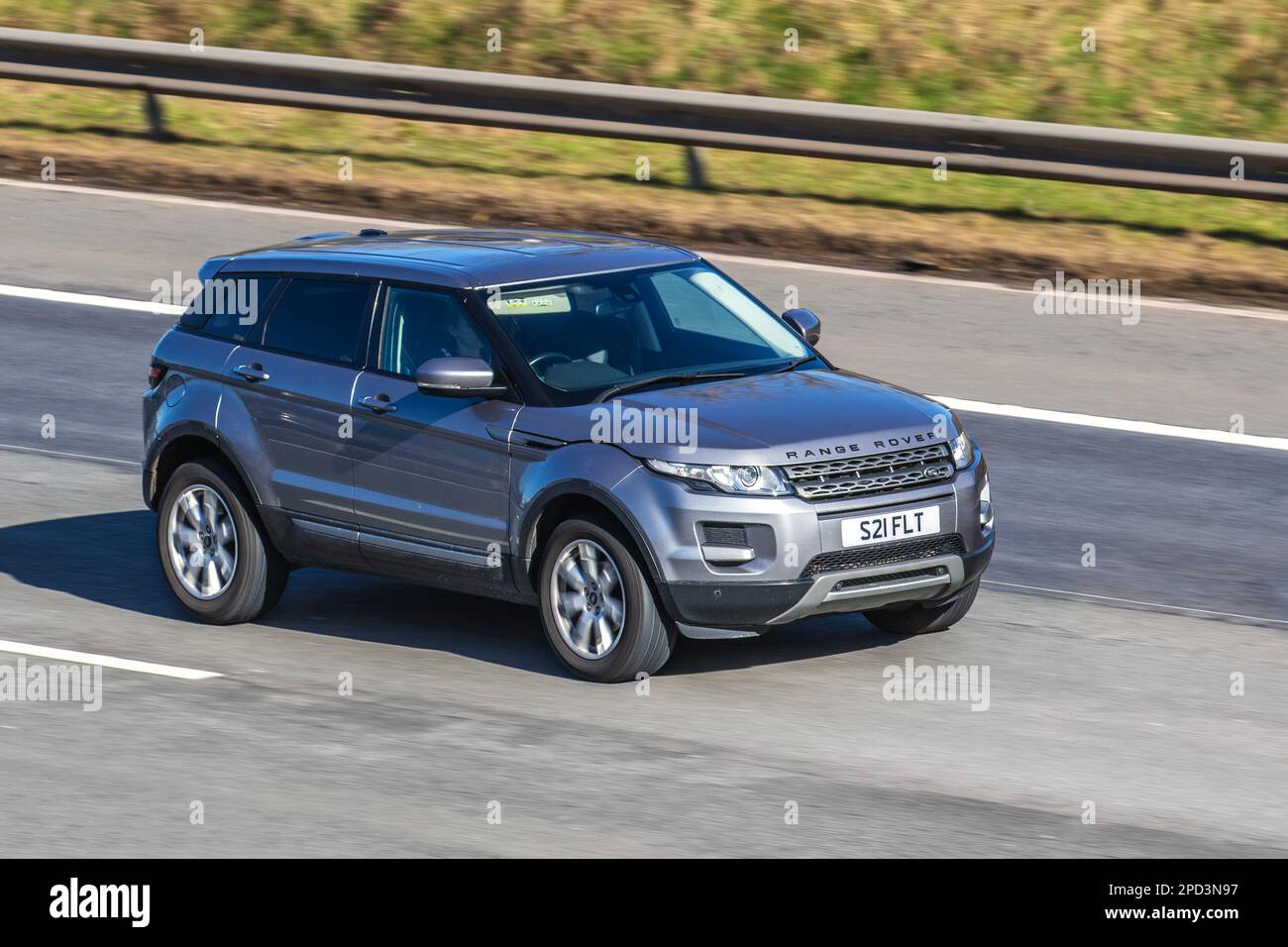 Range rover evoque side view hi-res stock photography and images - Alamy