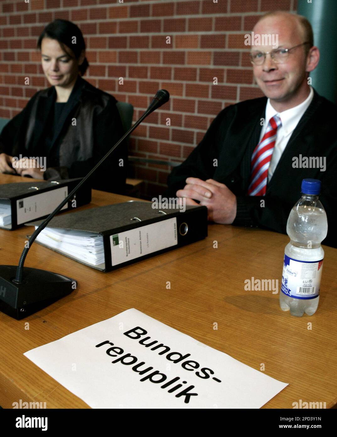 Die Anwaellte Eva Bodenbach und Klaus Kostka, von links, sitzten am Donnerstag, 11. Mai 2006, im ...