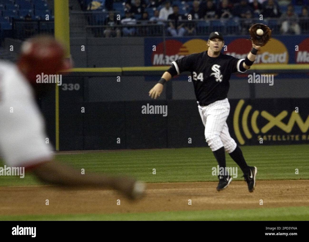 Chicago White Sox's Joe Crede, right, fields a ball hit by Los Angeles ...