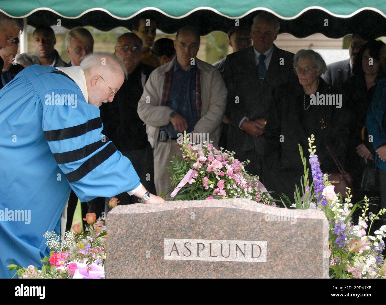 The Rev. Jeffrey Newhall, left, leads the graveside funeral service for ...