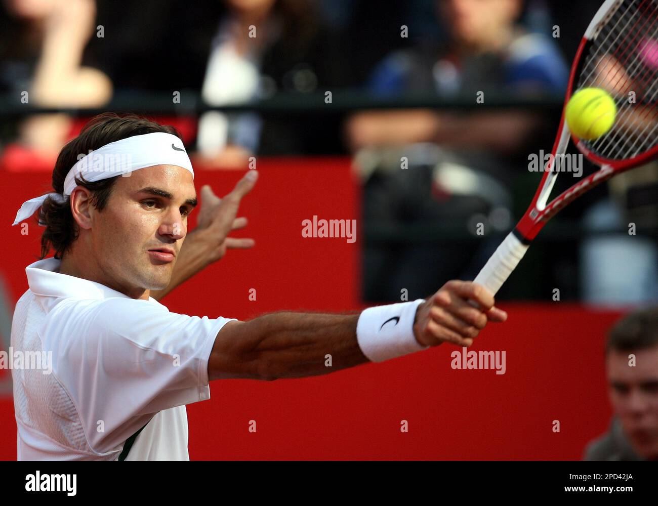 Switzerland's Roger Federer returns the ball to Italy's Potito Starace ...