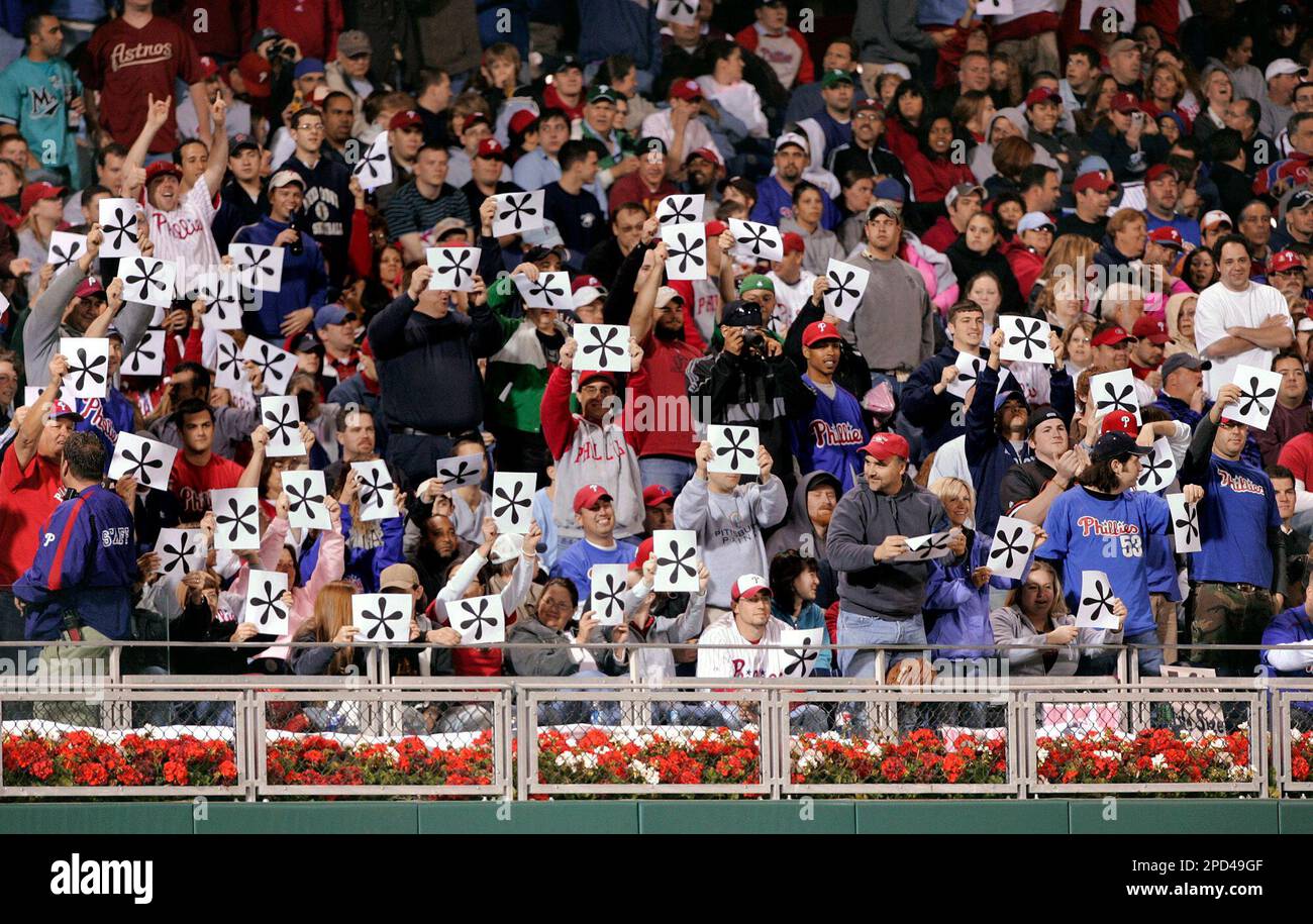 Fans hold "asterisk" signs as San Francisco Giants' Barry Bonds comes ...