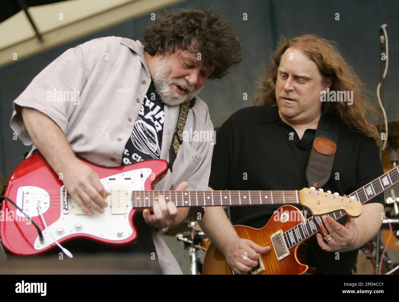 Warren Haynes, right, performs with Dave Malone of the Radiators during ...