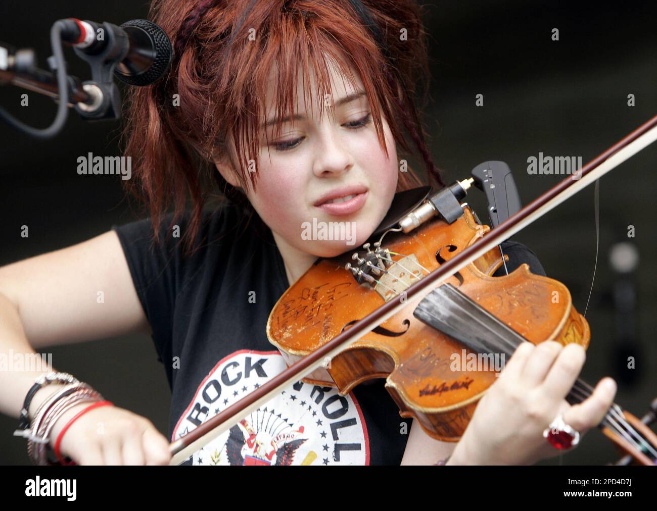 Amanda Shaw of Amanda Shaw and the Cute Guys performs during the 2006 ...