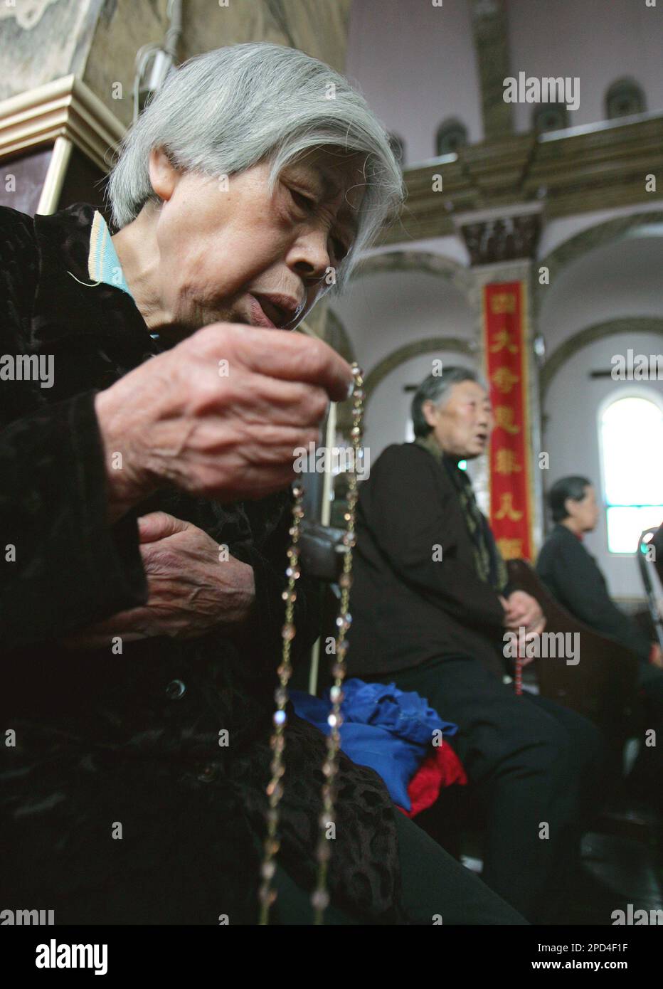 Chinese catholics pray at Beijing's state-sanctioned South Cathedral ...