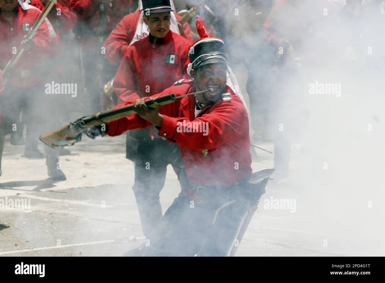 Mexicans re-enact the battle of Puebla between the Zacapoaztlas Indians ...
