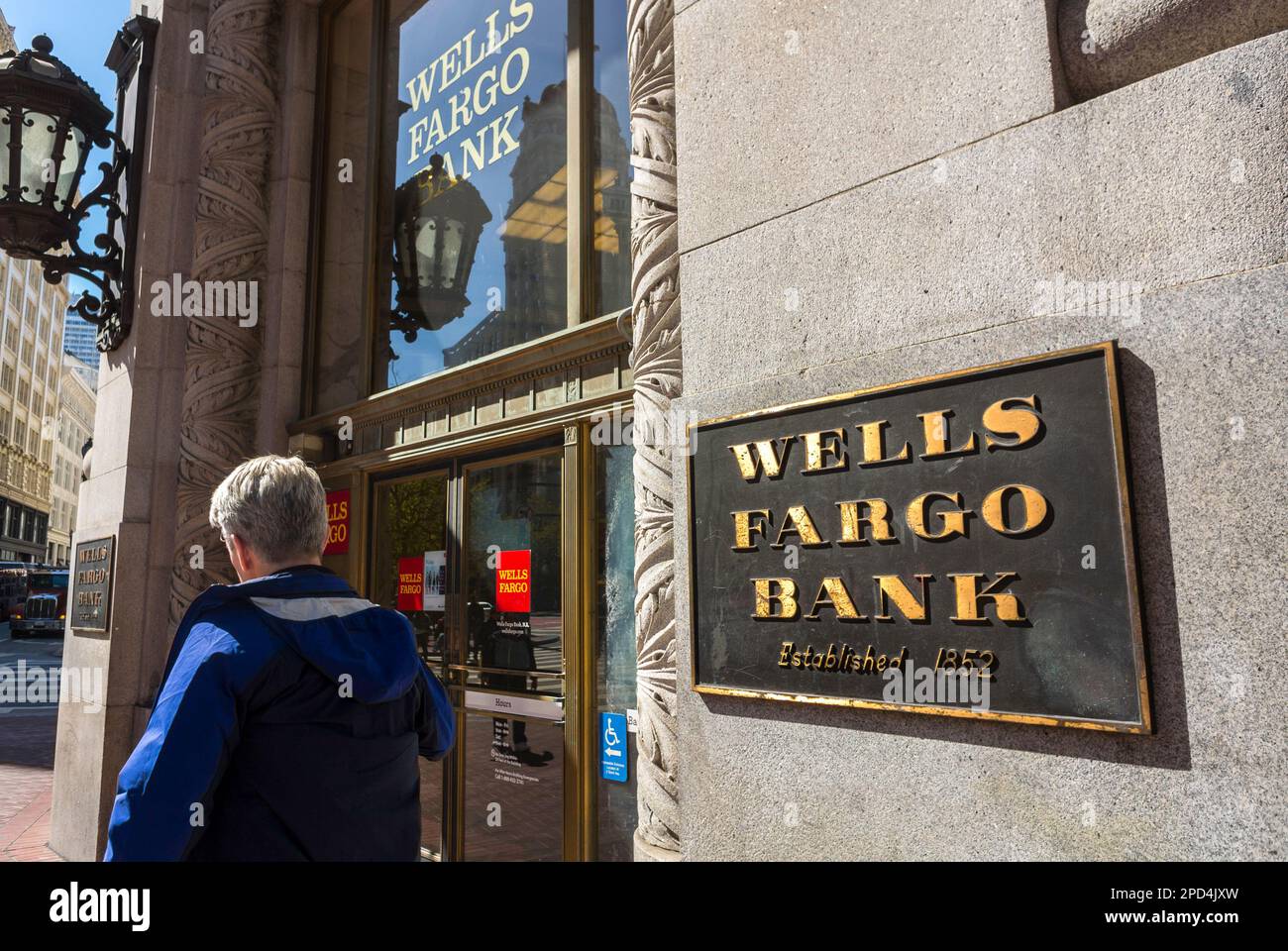 Wells fargo bank signage hi-res stock photography and images - Alamy